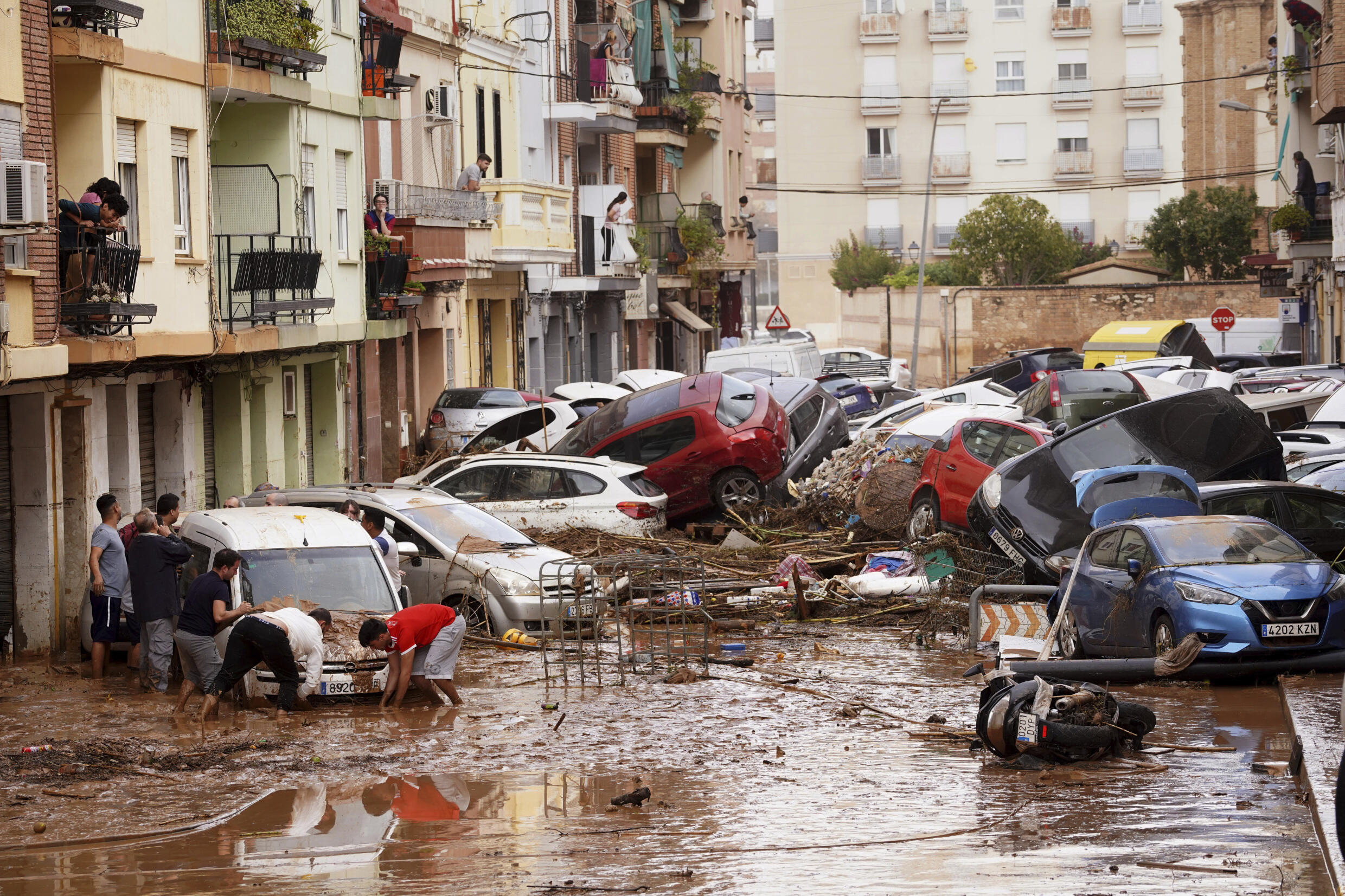 Inundaciones en España: “El presidente y el rey aparecieron cinco días después para nada, solo ...